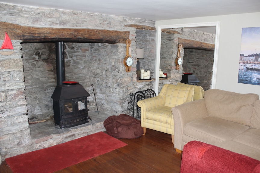 400 Year Old Cottage Is In The Lovely North Devon Village Of West Down - Devon