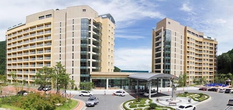 Fachada da propriedade. High Castle Resort