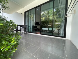 Quarto casal luxo | Roupas de cama antialérgicas, cofres nos quartos, escrivaninha