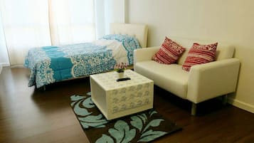 Studio with Pool View | Cortinas blackout, camas extras/dobráveis (sobretaxa)