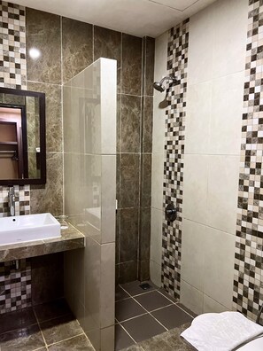 Quarto Twin Deluxe | Casa de banho | Um polibã, artigos de higiene pessoal grátis 