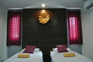 Quarto duplo standard | Escrivaninha, Wi-Fi de cortesia, roupa de cama