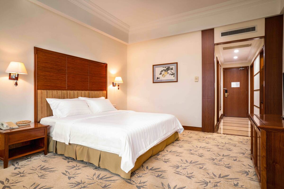 Quarto Duplo Deluxe, vista para o rio | Minibar, cofre no quarto, secretária