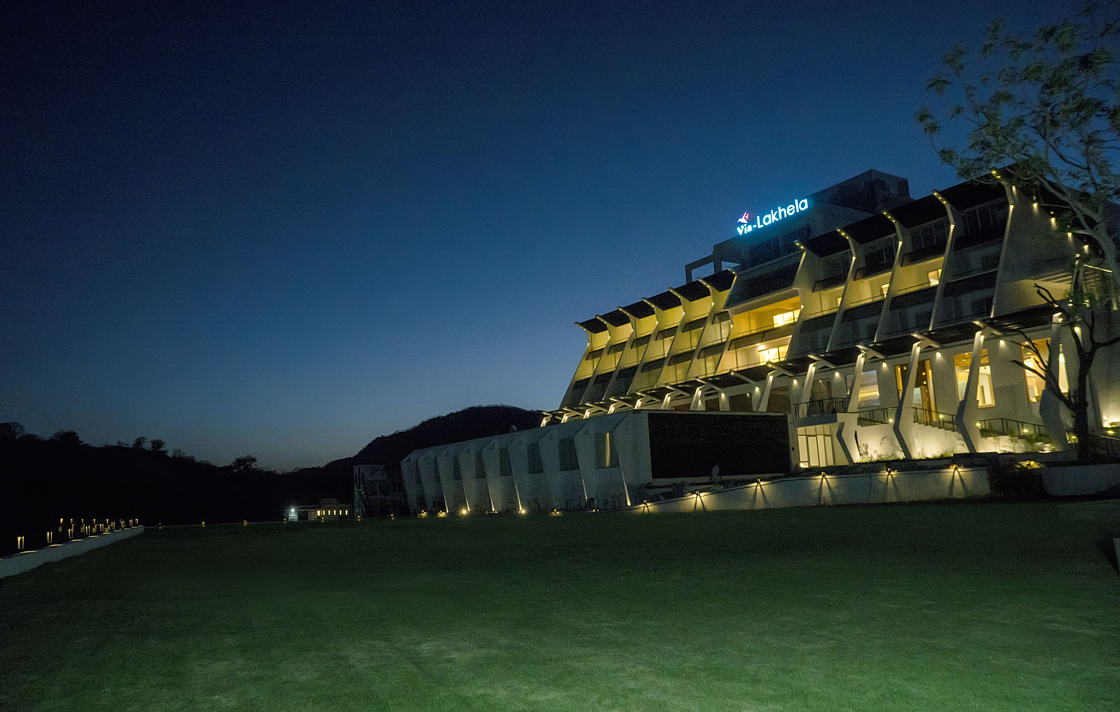 Fachada da propriedade à noite