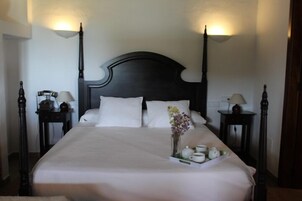 Quarto casal superior, para não fumantes, vista para o jardim | Frigobar, cofres nos quartos, cortinas blackout, Wi-Fi de cortesia