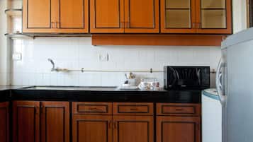 Apartamento luxo, 2 quartos, cozinha, vista para o pátio | Cozinha privada | Geladeira grande, micro-ondas, chaleira elétrica