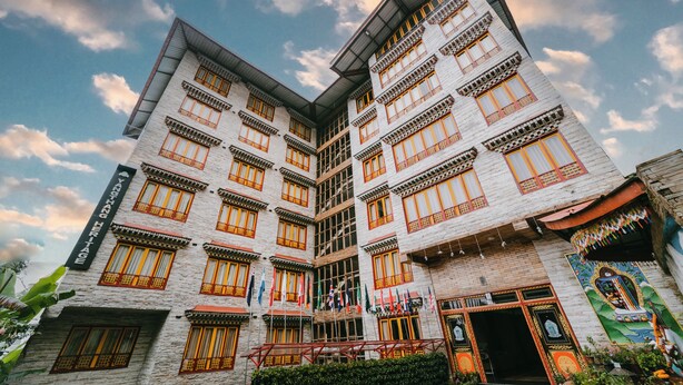 Um edifício de vários andares com características arquitetônicas tradicionais, incluindo janelas e varandas ornamentadas.