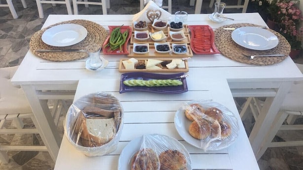 Uma mesa posta com pratos, tigelas e pão.