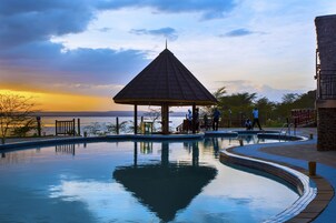 Piscina exterior, guarda-sóis, espreguiçadeiras 