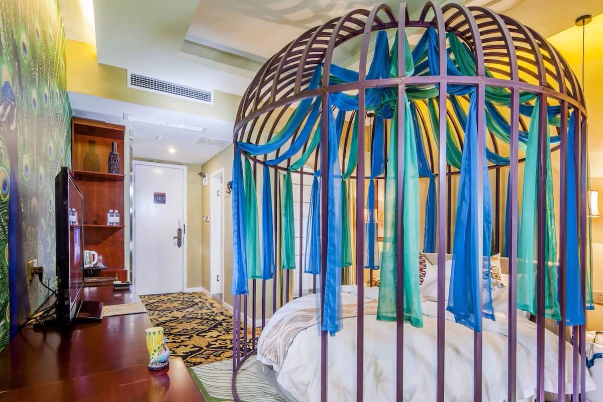 Quarto casal superior | Escrivaninha, cortinas blackout, ferros/tábuas de passar roupa