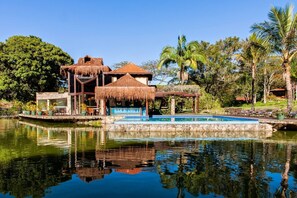 Piscina externa, guarda-sóis, espreguiçadeiras