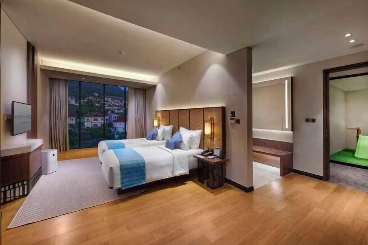 Roupas de cama premium, cofres nos quartos, escrivaninha