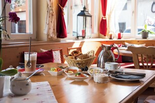 Café da manhã com buffet grátis todos os dias