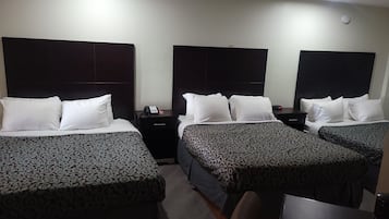 Quarto, várias camas, não fumadores (Efficiency) | Com decoração personalizada, com mobília individualizada, secretária