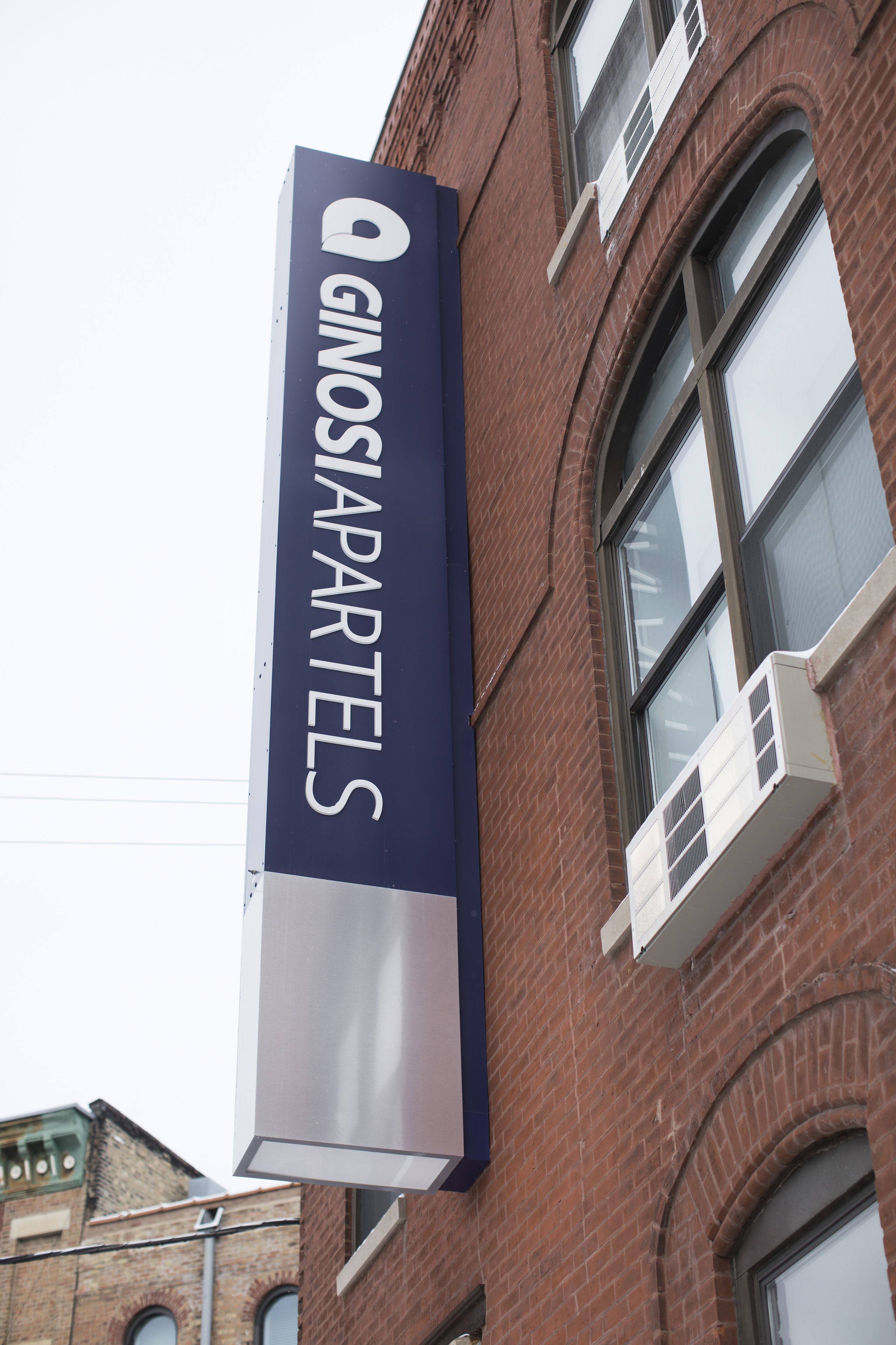 Um edifício com uma placa que diz "GINOSIAPARTELS".