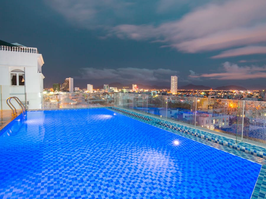 Piscina externa, espreguiçadeiras