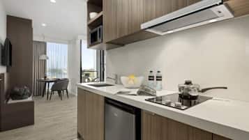 Micro-ondas, cooktop, cafeteira/chaleira, chaleira elétrica