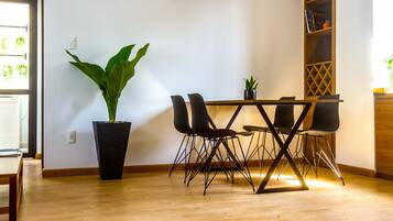 Apartamento, 1 quarto, varanda | Sala | TV de ecrã plano