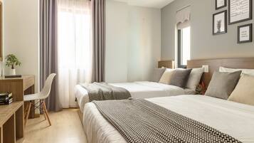 Quarto Quádruplo Deluxe | Minibar, secretária, cortinas/cortinados opacos, quartos insonorizados