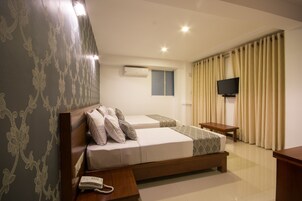 Deluxe Triple without Balcony | 1 quarto, cofre no quarto, com decoração personalizada