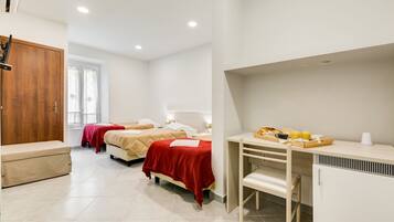 Quarto triplo | Frigobar, individualmente decorados, individualmente mobiliados