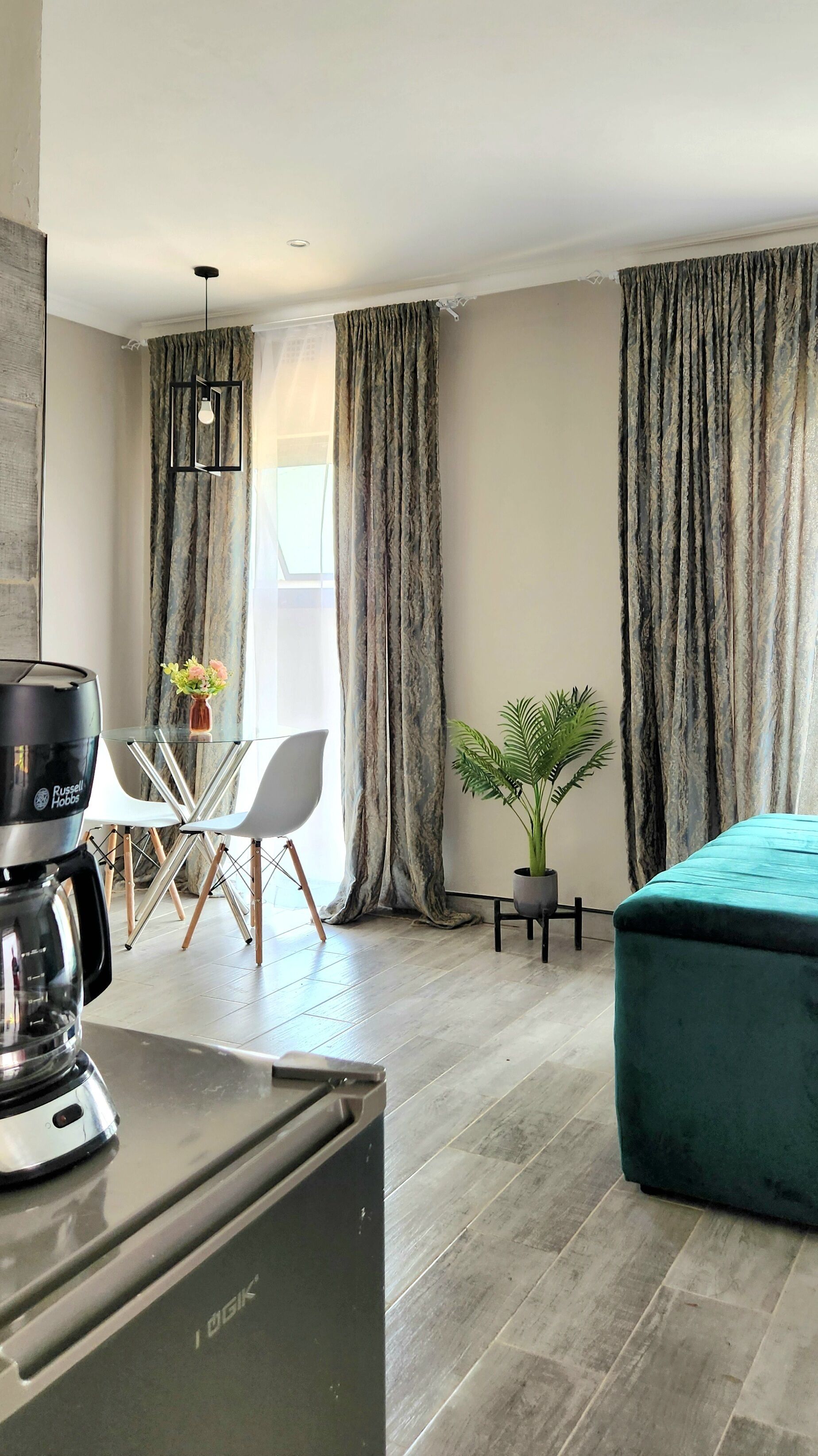 Quarto standard, cozinha americana, vista para o pátio | Vista do quarto