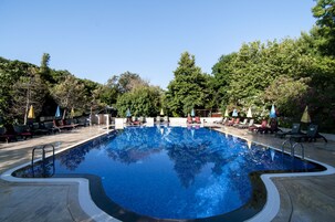 Piscina externa, espreguiçadeiras
