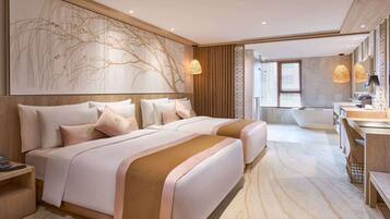 Quarto família | Frigobar (abastecido com itens grátis), cofres nos quartos, escrivaninha