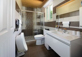 Quarto casal conforto, 1 cama King | Banheiro | Produtos de toalete grátis, secador de cabelo, chinelos 