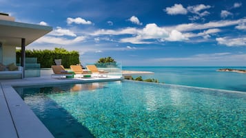 Piscina interior, piscina exterior, guarda-sóis, espreguiçadeiras