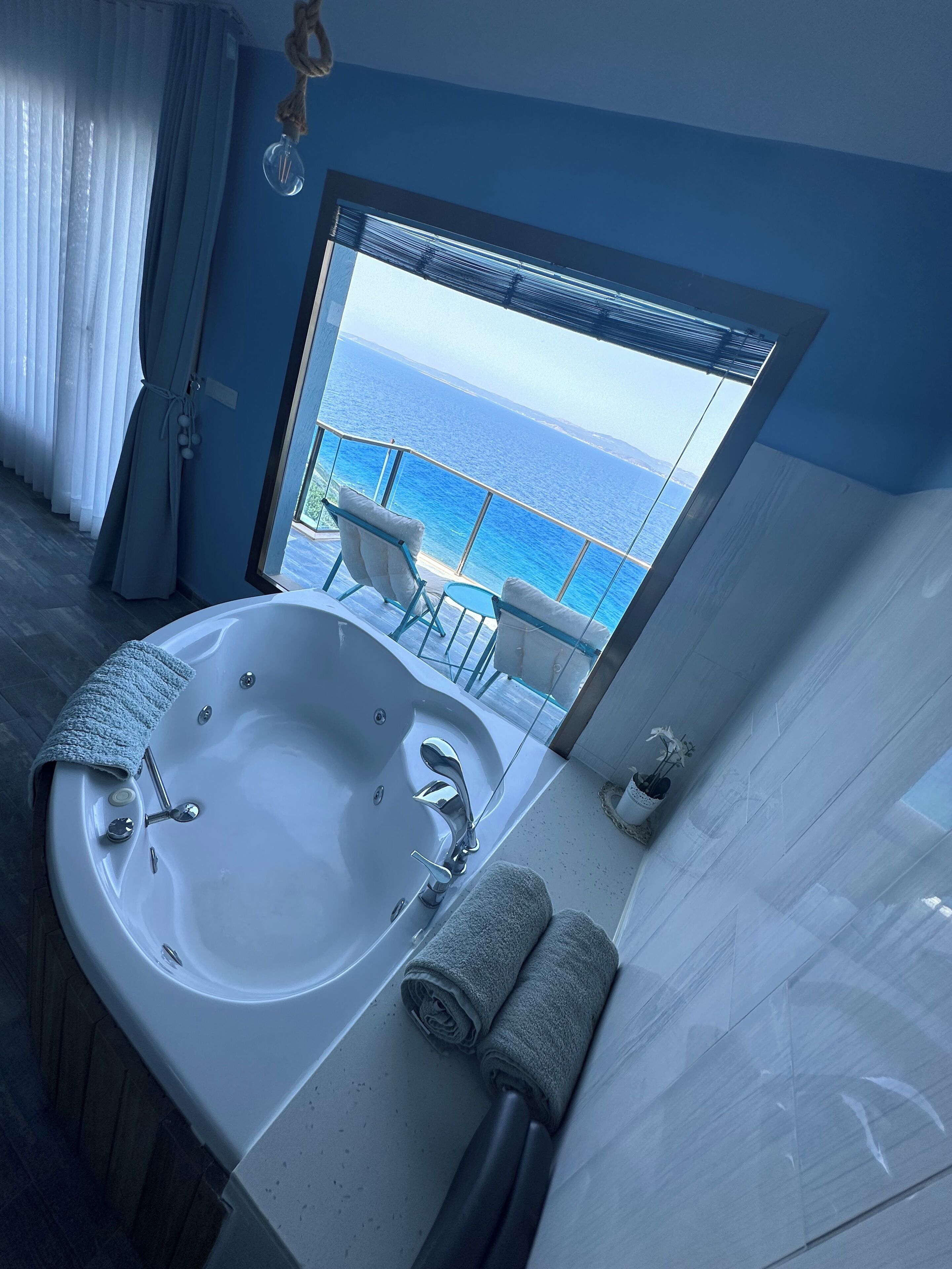 Quarto Duplo de Luxo, 1 cama queen-size, banheira de hidromassagem, vista para o mar | Lençóis de algodão egípcio, roupa de alta qualidade, secretária 