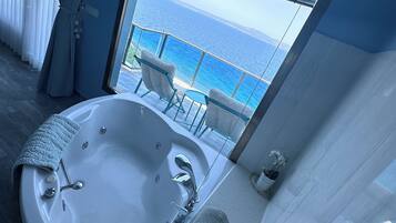 Quarto Duplo de Luxo, 1 cama queen-size, banheira de hidromassagem, vista para o mar | Lençóis de algodão egípcio, roupa de alta qualidade, secretária