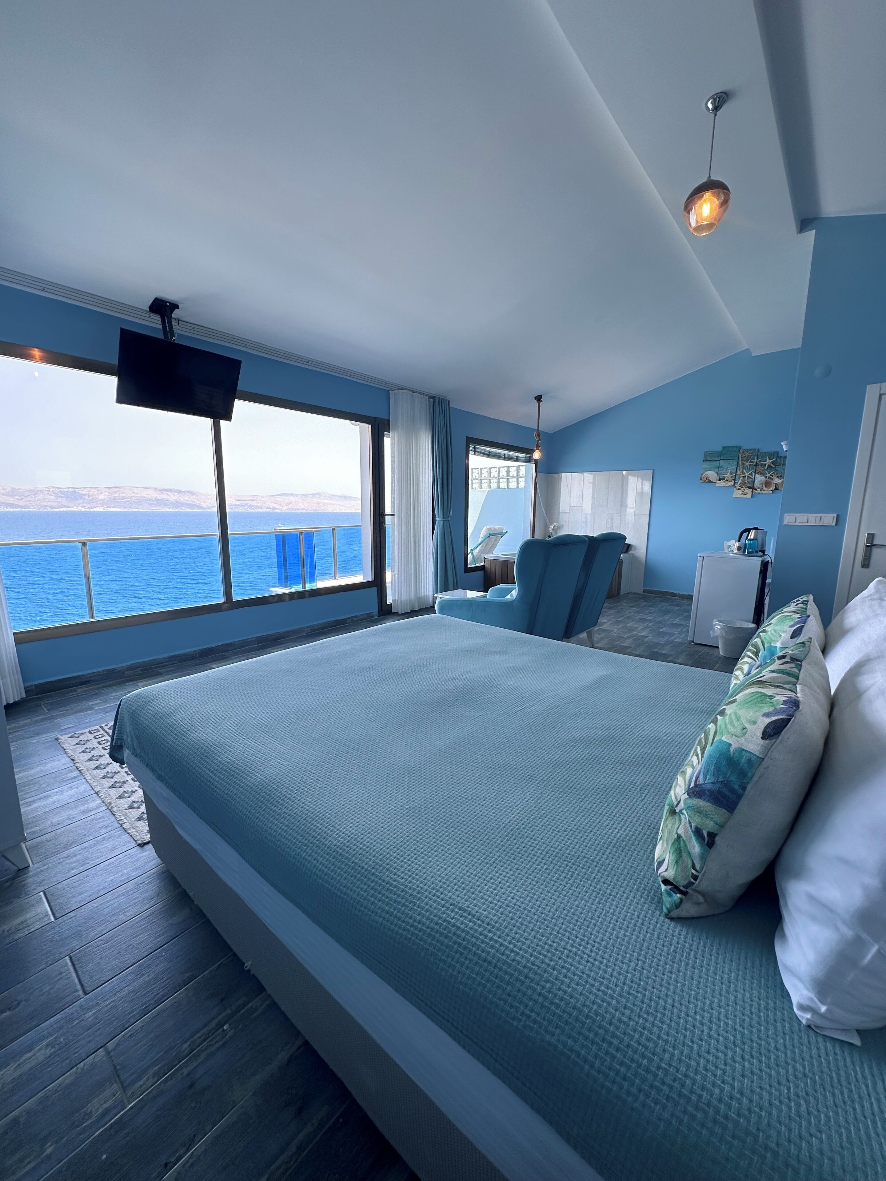 Quarto casal superluxo, 1 cama Queen, banheira de hidromassagem, vista para o mar | Roupas de cama de algodão egípcio, roupas de cama premium, escrivaninha