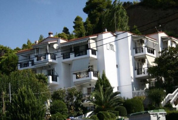 Dennis House - Эвбея