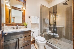 Casa geminada, 4 quartos | Banheiro | Toalhas de banho, shampoo