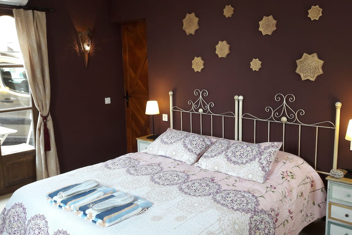 Roupas de cama premium, frigobar, cofres nos quartos