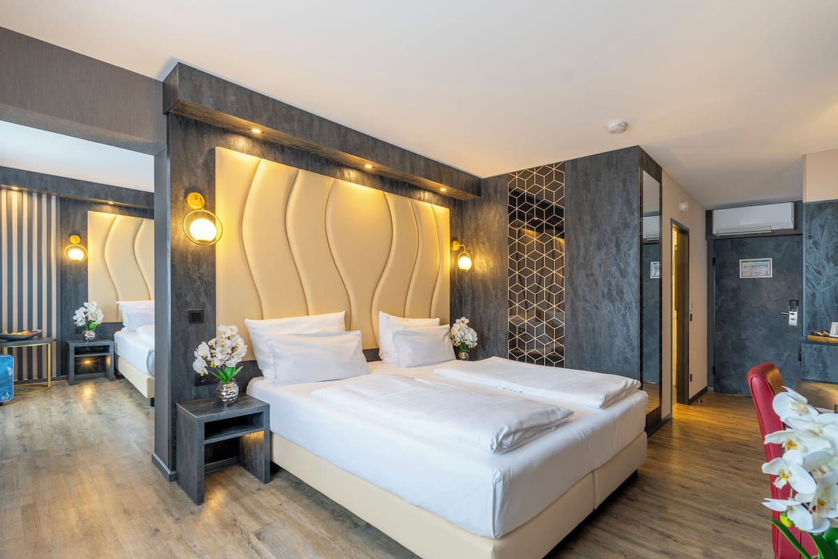 Quarto Quádruplo Comfort | Minibar, cofre no quarto, secretária, cortinas/cortinados opacos