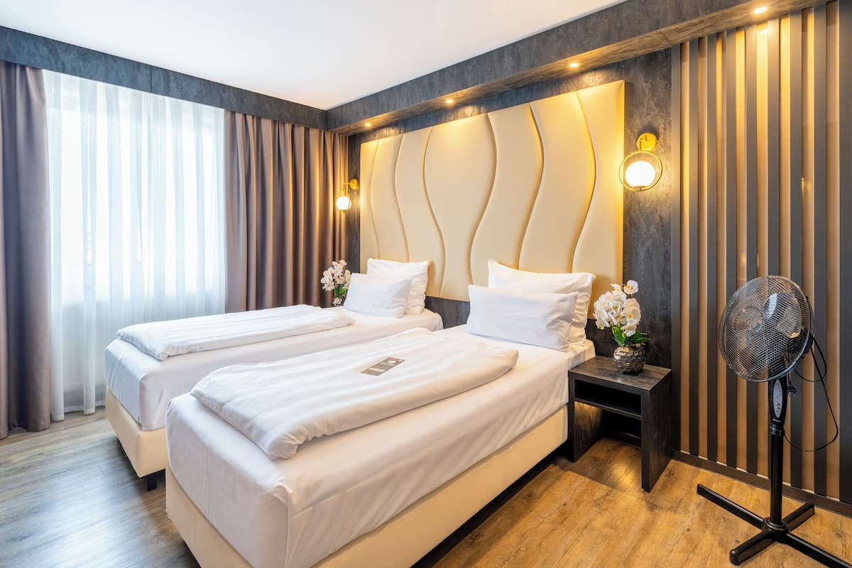 Quarto Twin Comfort | Minibar, cofre no quarto, secretária, cortinas/cortinados opacos