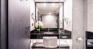 Quarto Triplo Comfort | Casa de banho | Um polibã, um secador de cabelo, toalhas fornecidas 