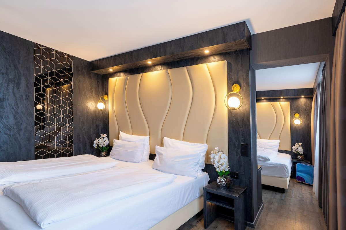 Quarto Triplo Comfort | Minibar, cofre no quarto, secretária, cortinas/cortinados opacos