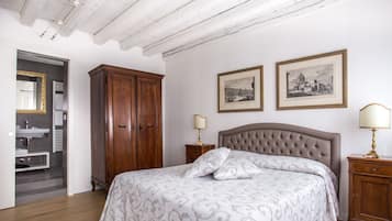 Suíte superior, 2 quartos, banheiro privativo | Cofres nos quartos, escrivaninha, quartos à prova de som