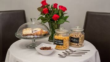 Café da manhã com buffet grátis todos os dias