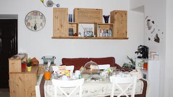 Café da manhã com buffet grátis todos os dias