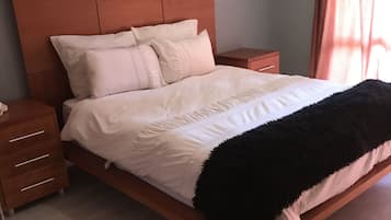 Apartamento, 2 quartos, cozinha, vista para a cidade | 2 quartos, cofres nos quartos, individualmente decorados