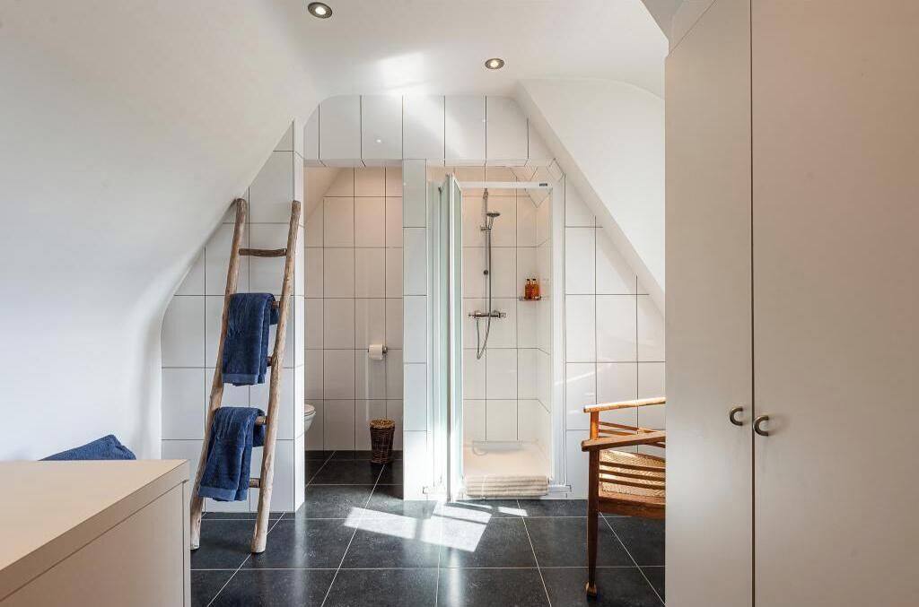 Quarto casal superior, vista para o jardim | Banheiro | Produtos de toalete grátis, secador de cabelo, toalhas de banho 