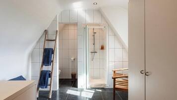 Quarto casal superior, vista para o jardim | Banheiro | Produtos de toalete grátis, secador de cabelo, toalhas de banho