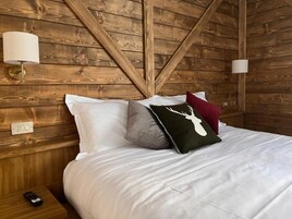 Edredons de pluma, cofres nos quartos, escrivaninha