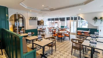Pequeno-almoço inglês diário (18.00 GBP por pessoa)