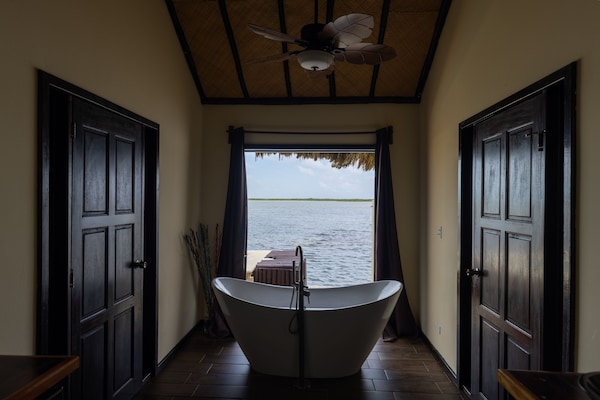 Bangalô lua de mel, 1 cama King, piscina particular, vista para o oceano | Banheiro | Chuveiro, chuveiro com efeito de chuva, produtos de toalete grátis