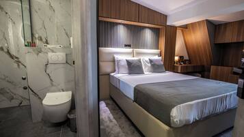 Quarto Duplo Deluxe, 1 cama queen-size, varanda, Vista para a cidade | Casa de banho | Um polibã, artigos de higiene pessoal grátis, um secador de cabelo